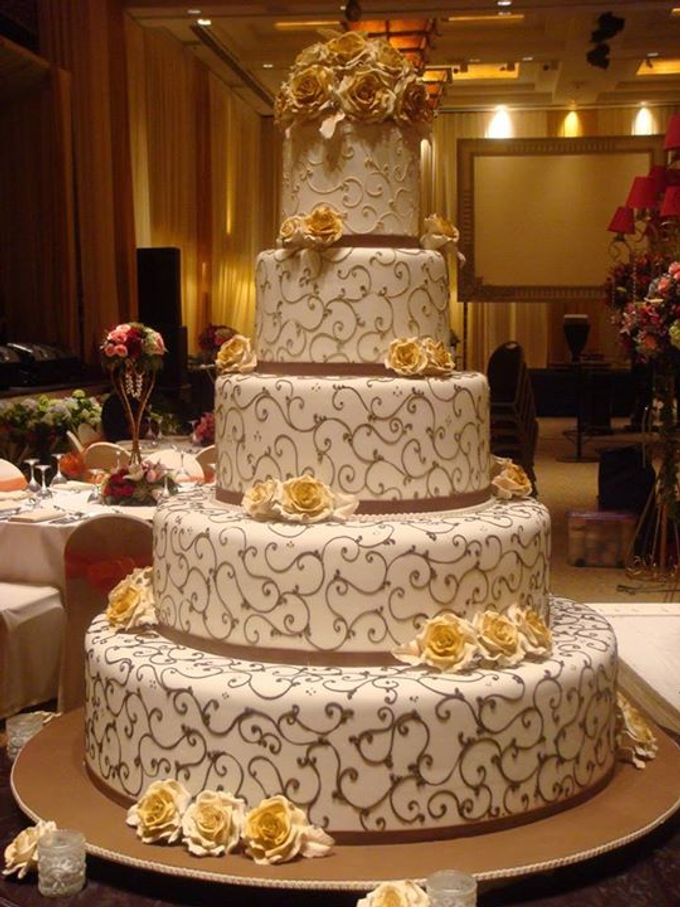 5 layers Wedding Cakes by LeNovelle Cake | Bridestory.com