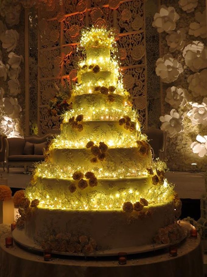 7 tiers Wedding Cake by LeNovelle Cake | Bridestory.com