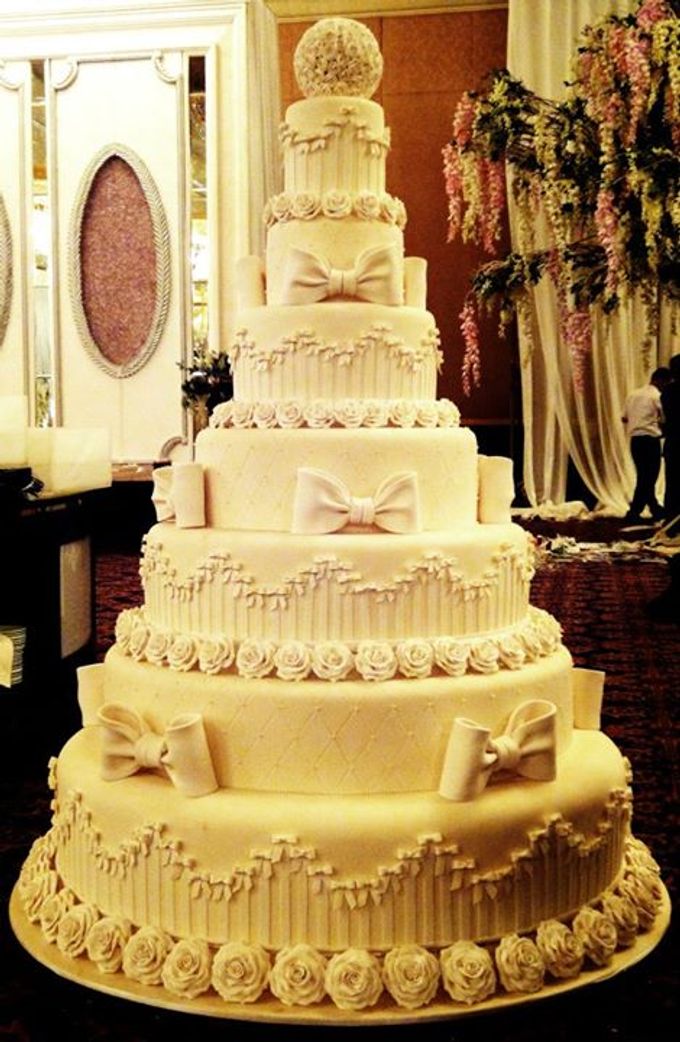 7 tiers Wedding Cake by LeNovelle Cake | Bridestory.com