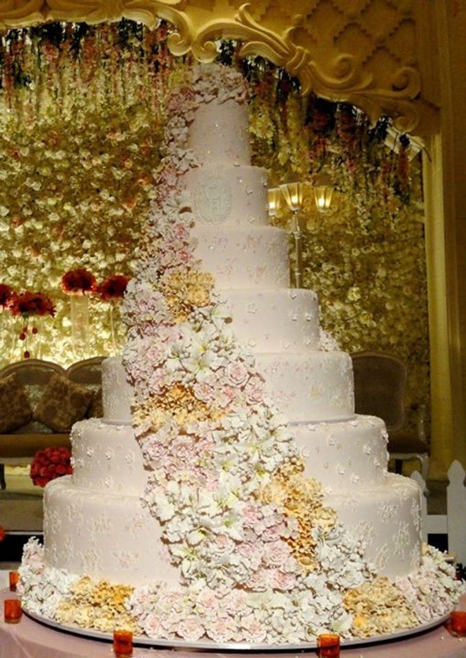 7 tiers Wedding Cake by LeNovelle Cake | Bridestory.com