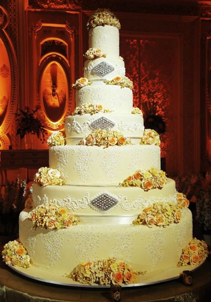 7 tiers Wedding Cake by LeNovelle Cake | Bridestory.com